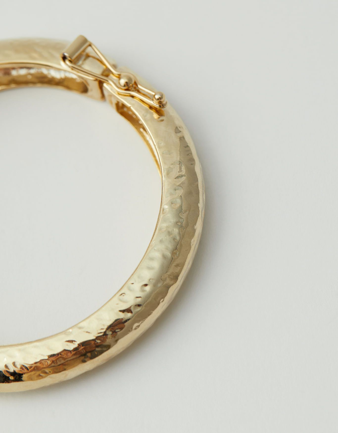 Hammered metal bracelet | Shoulder - SHOULDEREUR